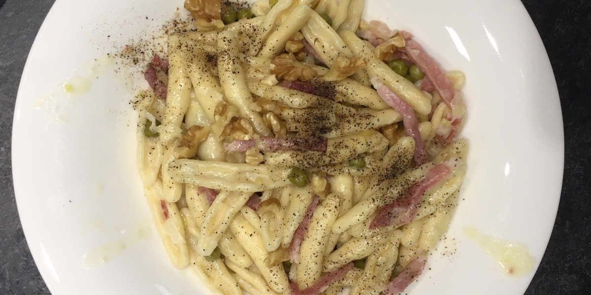 Strascinati with Stracchino, Speck and Peas